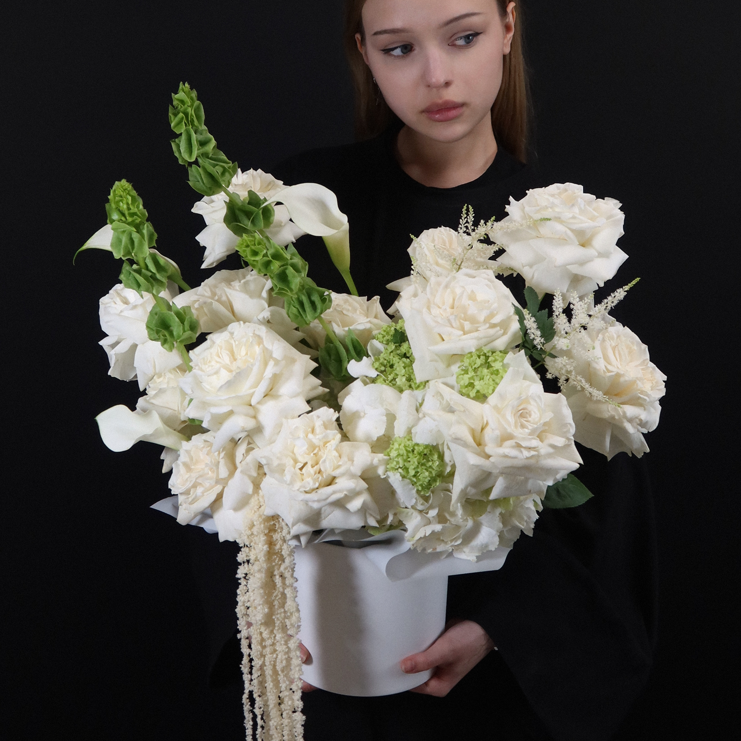 Нежная композиция с белыми вывернутыми розами, белые французские розы и каллы, белая композиция