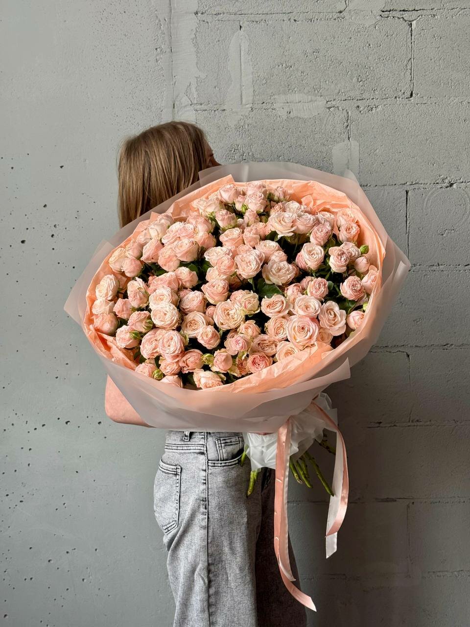Пышный букет из 25 пионовидных кустовых роз, розовые, большой букет, 50 см, девушке, жене, подруге, маме, день рождения