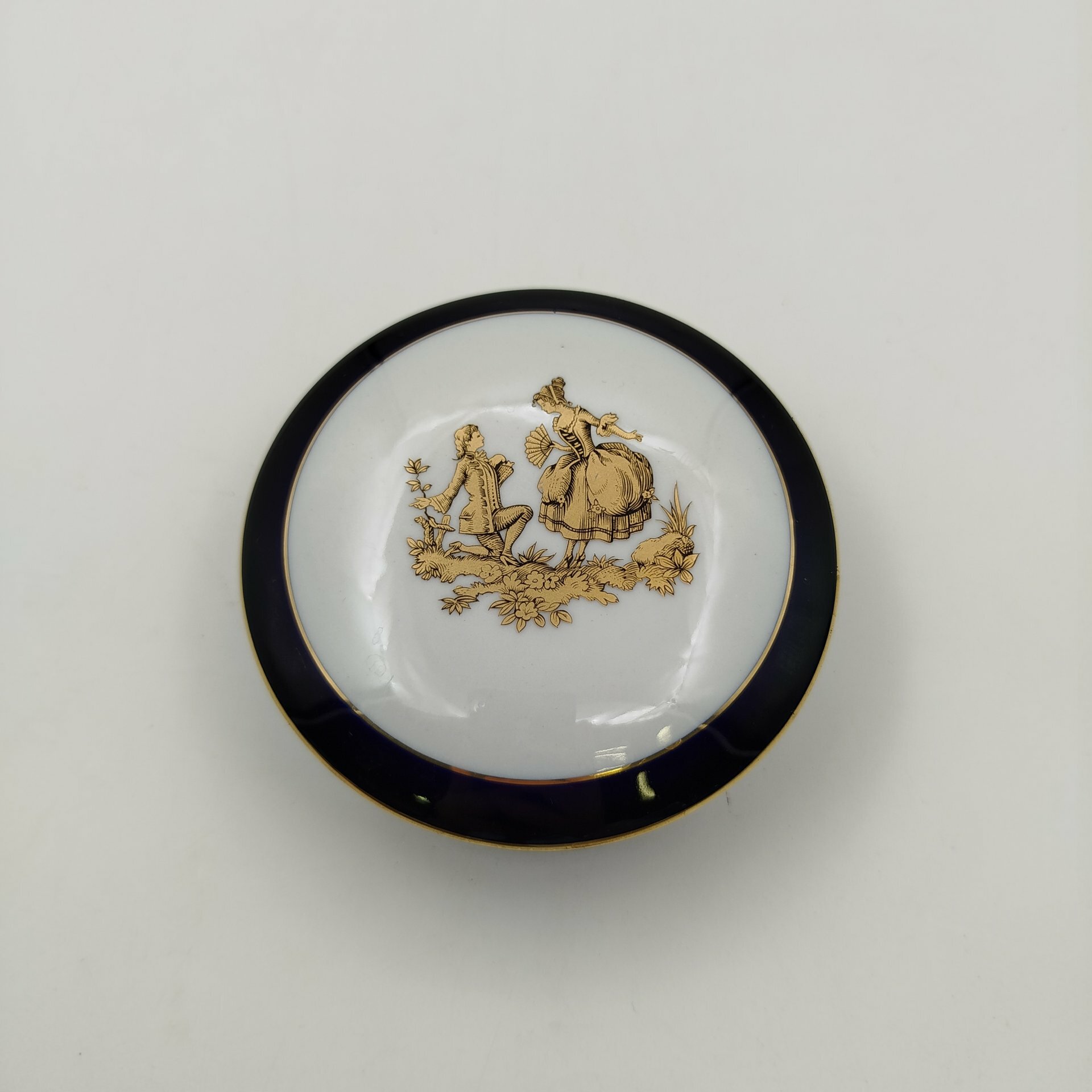 Шкатулка округлой формы, украшенная галантной сценой, фарфор, крытье