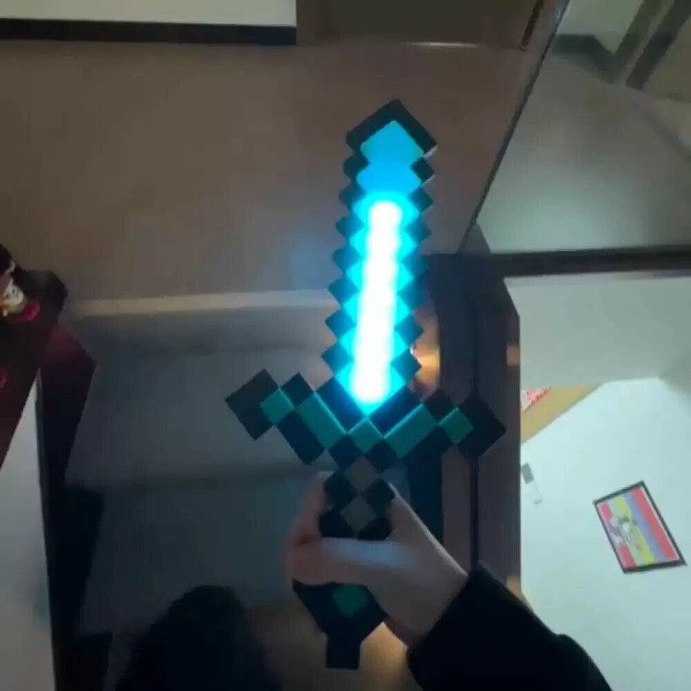 Игрушка , Алмазный меч из Minecraft , Светящийся клинок, Безопасный пластик, Подарок для фанатов Майнкрафт