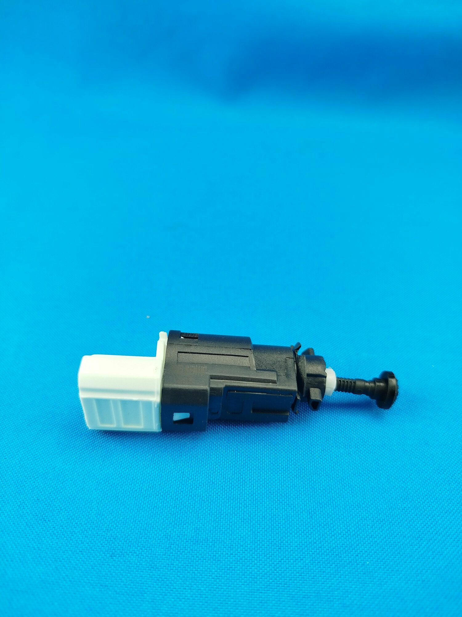 Датчик стоп сигнала "AMD" для а/м Logan Ларгус