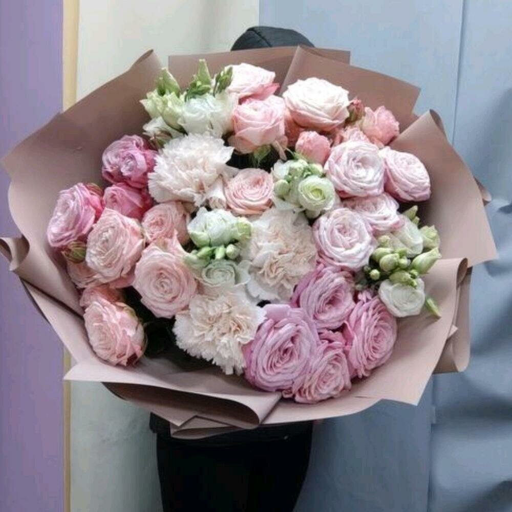 Букет из кустовой пионовидной розы, диантуса, эустомы