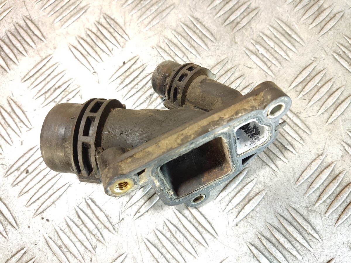 Фланец системы охлаждения BMW X6 2008-2014 11117800048