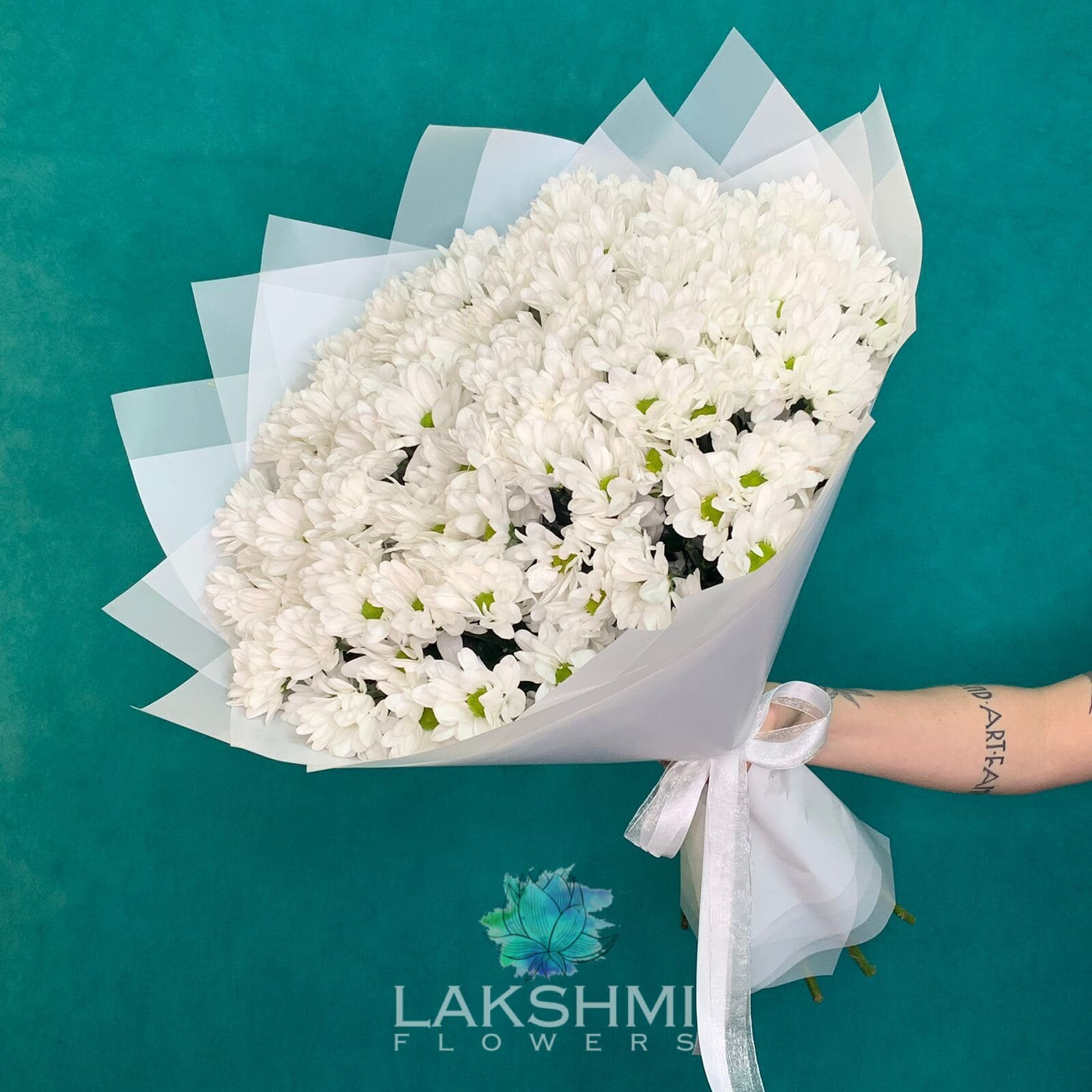 Букет из 25 белых кустовых хризантем в авторской упаковке / Кустовые хризантемы