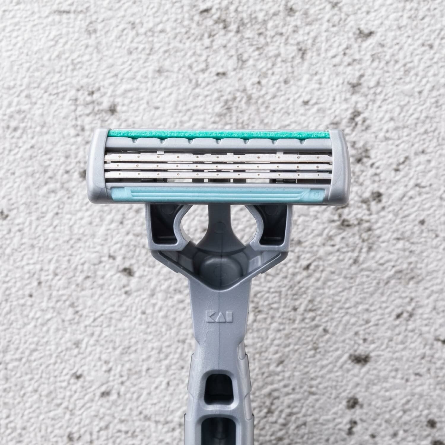 KAI Бритва безопасная Besty EX3 c двигающейся головкой 3 лезвиями и увлажняющей полоской с витамином Е, 4 шт.