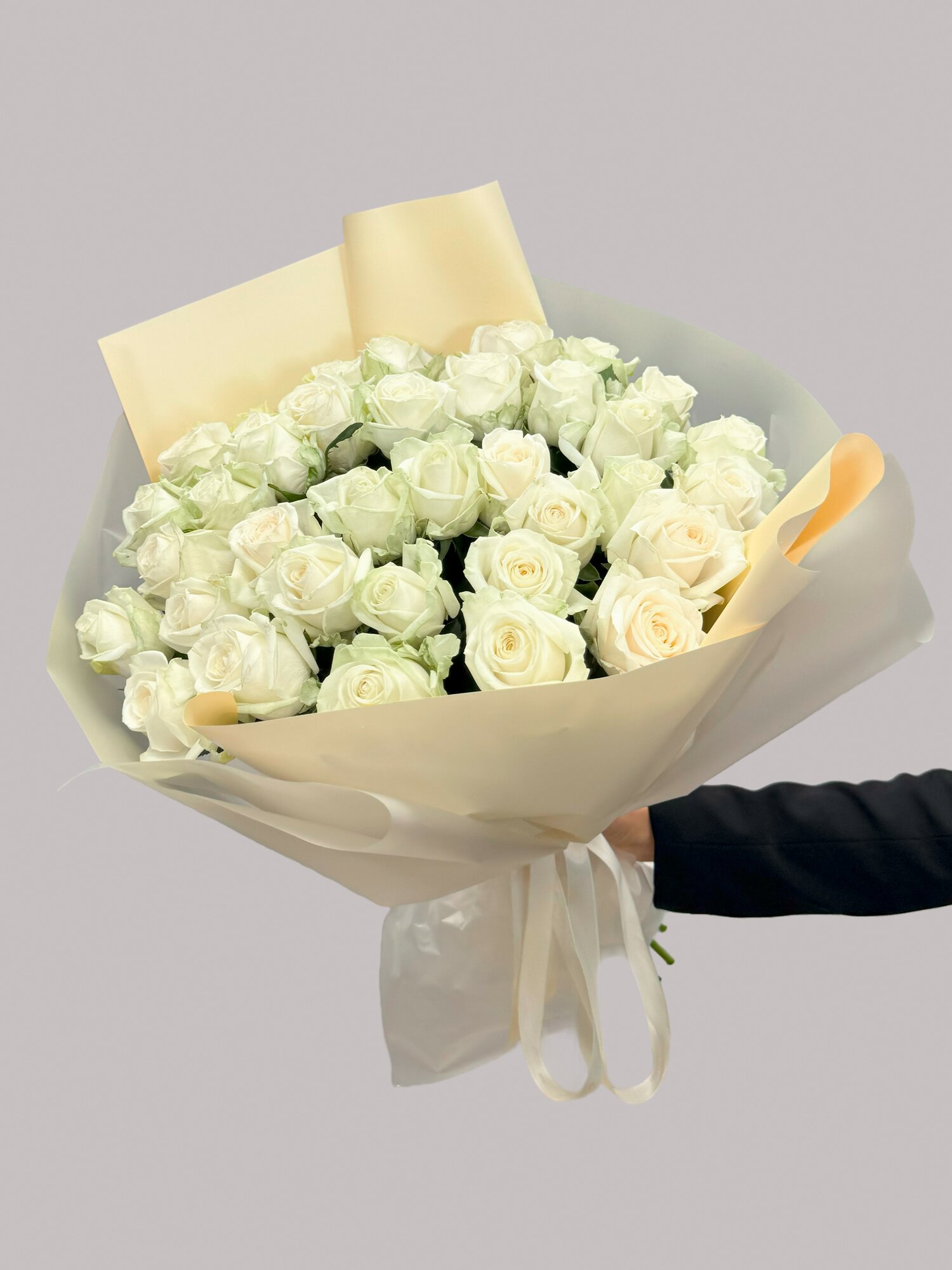 Букет живых цветов, белые розы 25 шт. 60 см. "Аваланж" в упаковке, флау стор