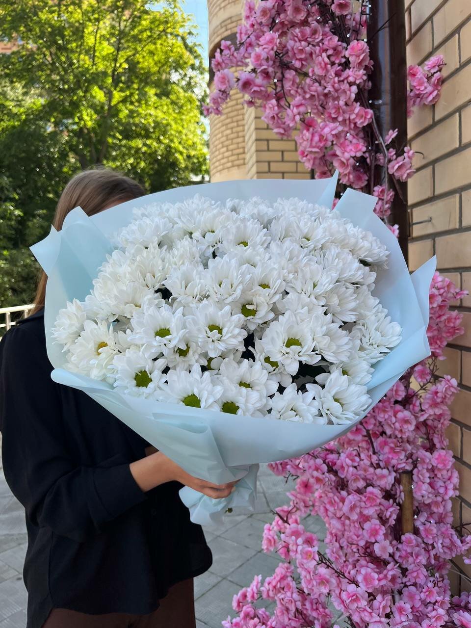 Букет "Ромашковидные хризантемы", 11 цветов, стильная упаковка