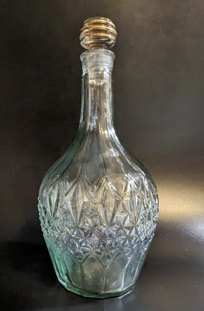 Антикварный графин для подачи вина или других напитков, с крышкой, стекло с рельефным узором. Россия до 1917 года.