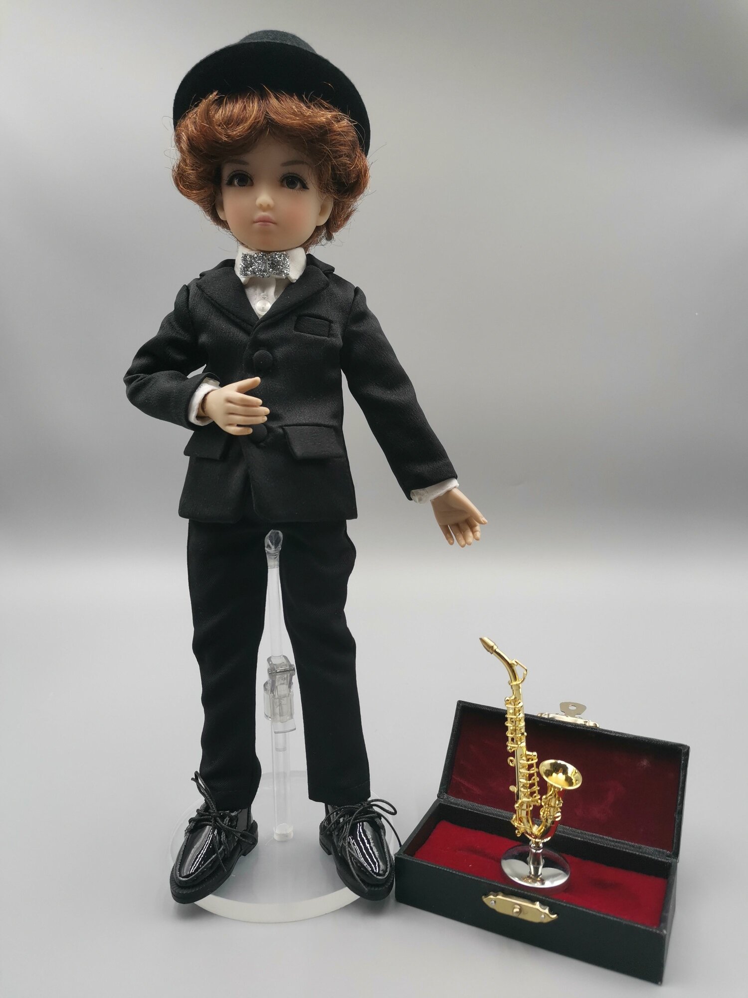 Джейми (Джазовый костюм) - 12" Ruby Red Galleria (ограниченный выпуск) коллекционная кукла мальчика (поставляется с подставкой для джазовых инструментов)
