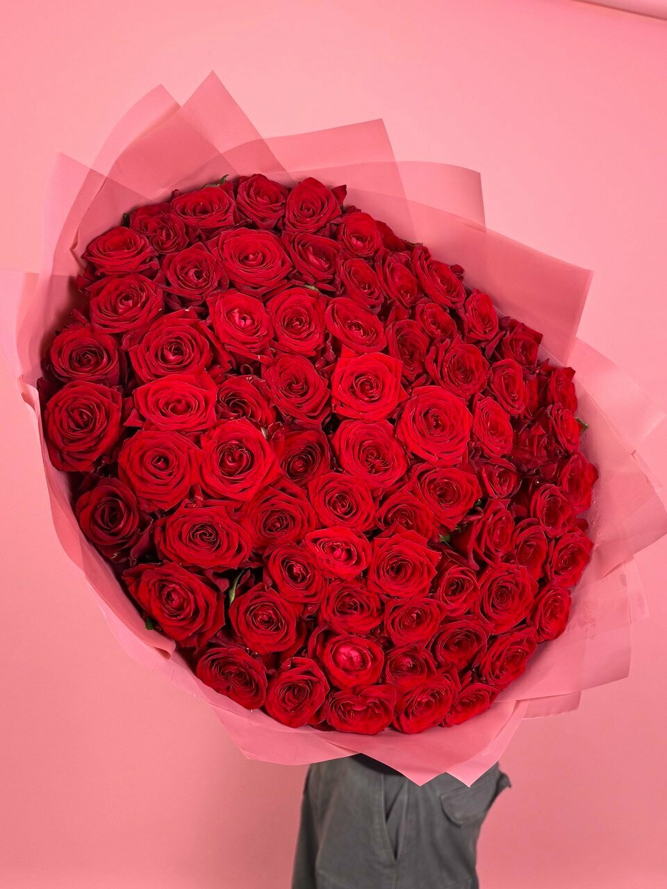 Букет цветов с доставкой из красных ароматных роз Рэд Наоми от FlowersGo