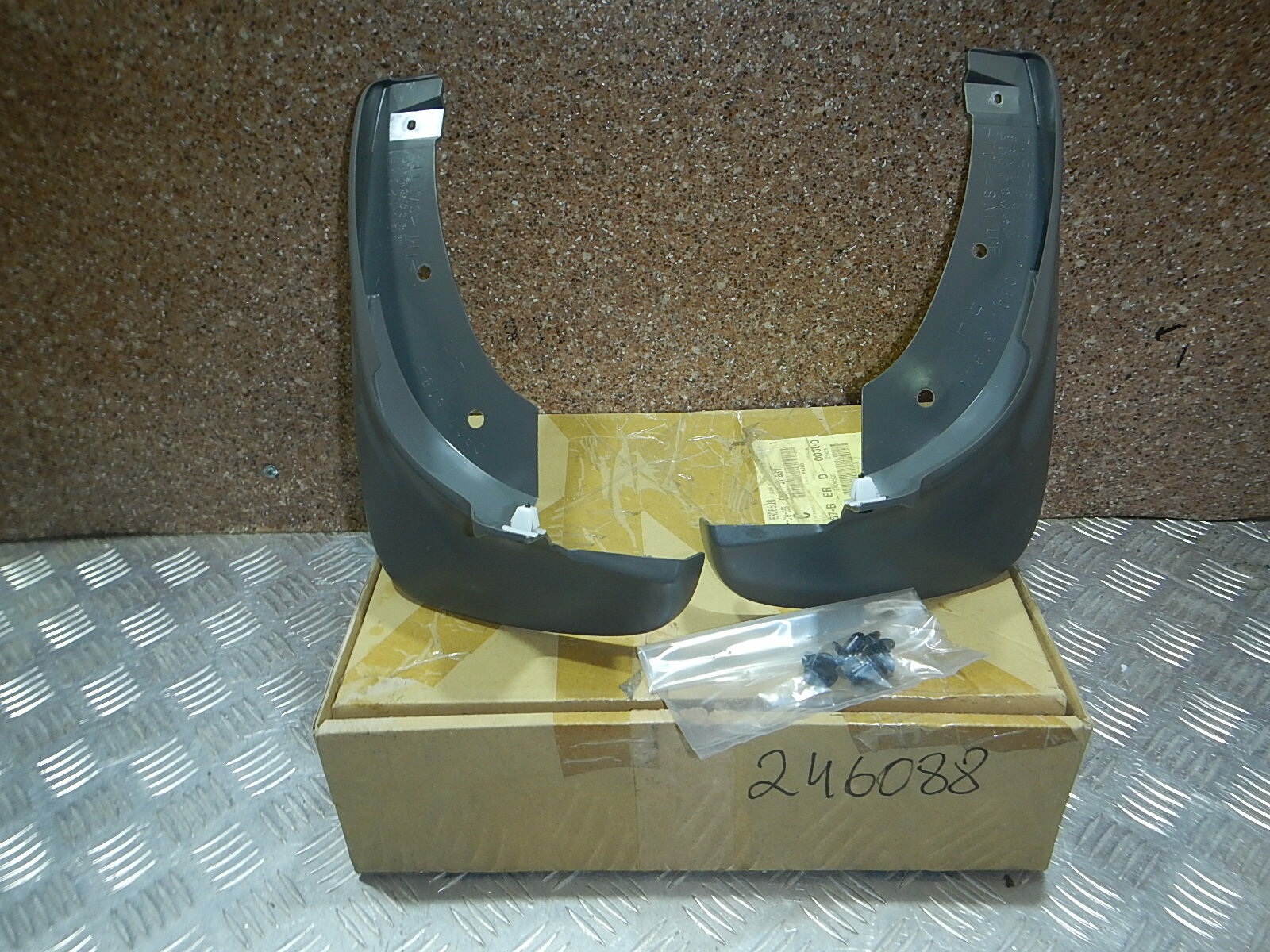 Б/У Брызговики (комплект), Mazda (Мазда)-PREMACY (98-) MAZDA PREMACY (98-) Передние (комплект 2шт) новые 246088 MAZDA арт...