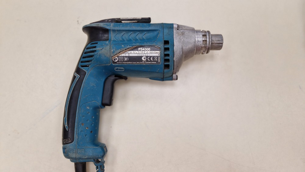 Шуруповерт сетевой Makita FS4300, мощность 570 Вт, зеленый, 4000 об/мин. Уценка