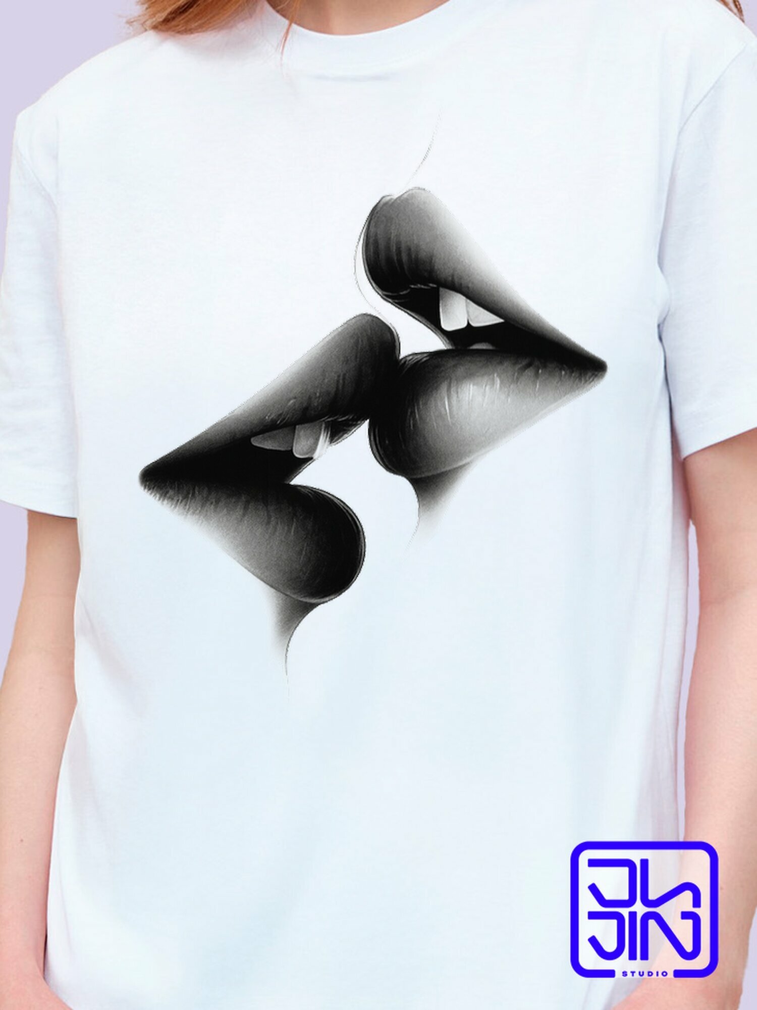 Футболка классическая женская с авторским принтом Минималистичная черно-белая абстрактная композиция серо-черных губ и поцелуя, белый хлопковый трикотаж с прикольным рисунком на груди
