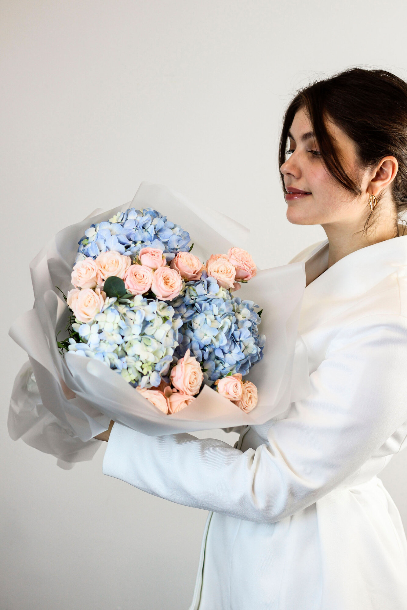 Авторский букет из гортензии и кустовой розы «Воздушный зефир» FMART by flowwow