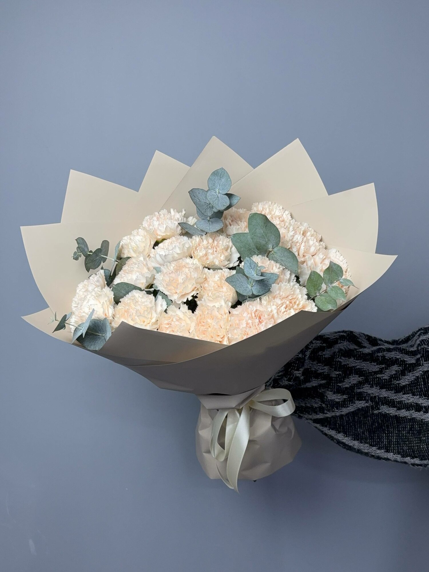 FRESH FLORA Белое обещание: букет из гвоздик и эвкалипта – купить с доставкой недорого