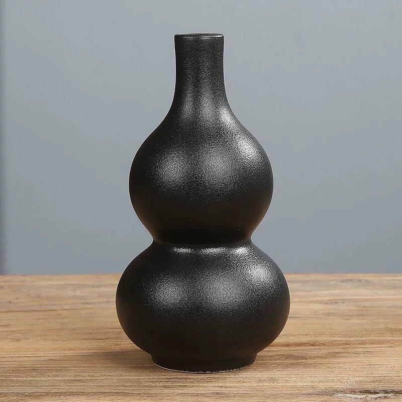 Белая керамическая ваза-тыква для гидропоники и сухоцветов, создающая традиционную китайскую цветочную композицию для