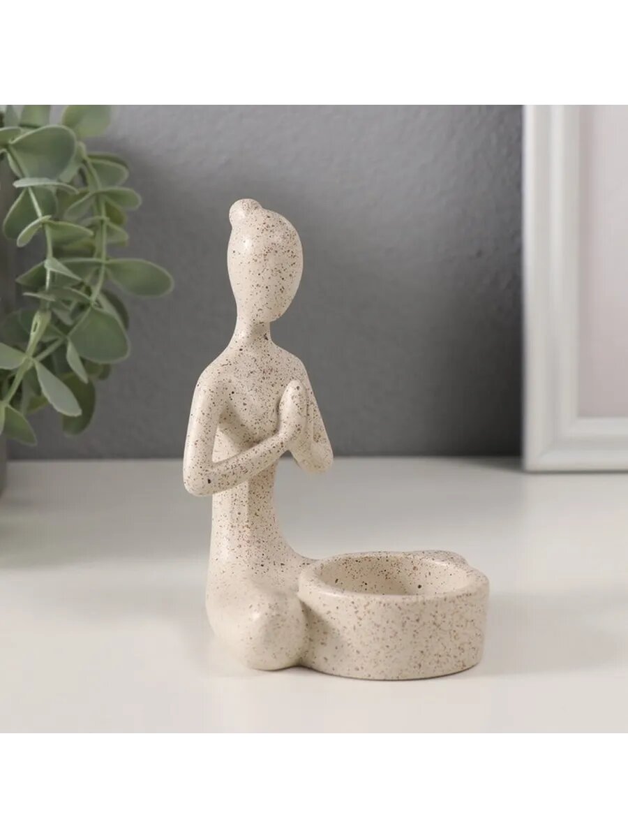 Элегантный подсвечник с девушкой для праздничного настроения