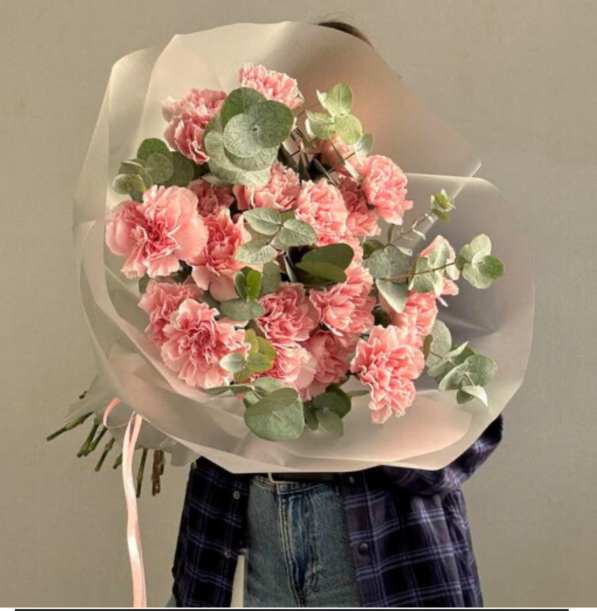 Нежный розовый букет «Mono» из диантусов и листьев эвкалипта