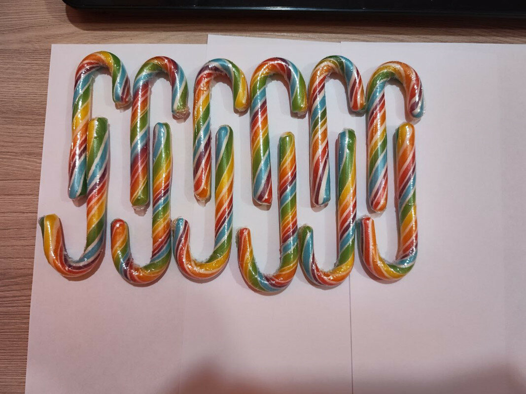 Карамель леденцовая новогодние большие трости (ведерко 12шт по 20гр). Набор конфет, леденцов, сладости ассорти в подарок, украшение на елку со вкусом яблоко на Новый 2026 год, Рождество, день рождения