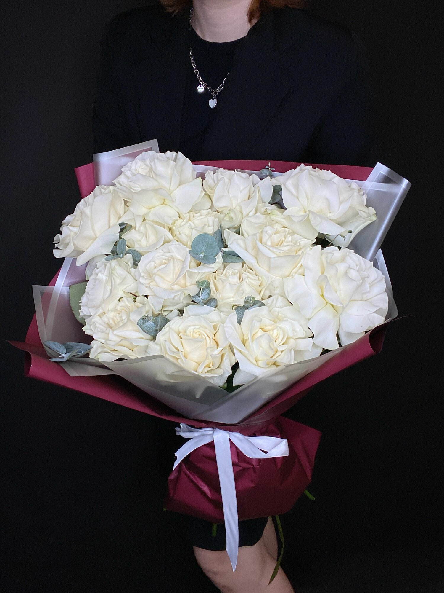 Розы белые (французские розы 15 шт, эвкалипт 4 шт.), высота букета 50 см