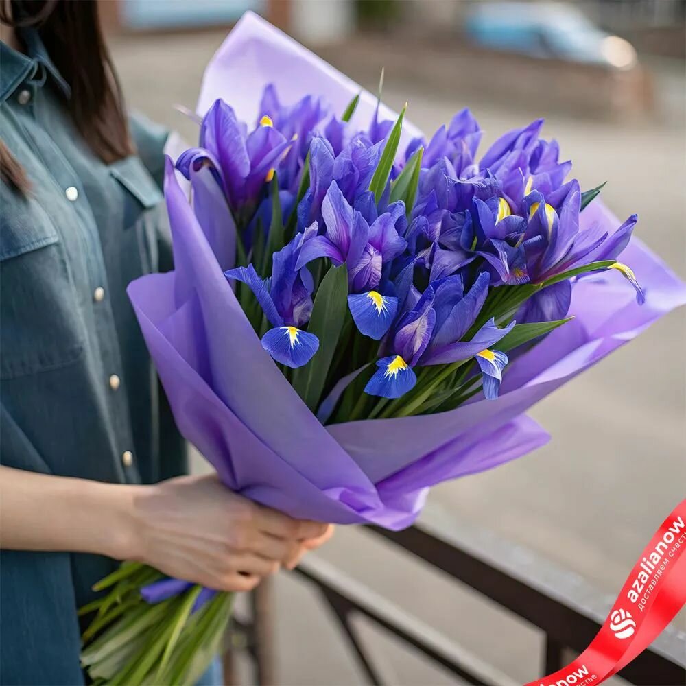 Букет из 25 ирисов в фиолетовой пленке с атласной лентой от АзалияНау