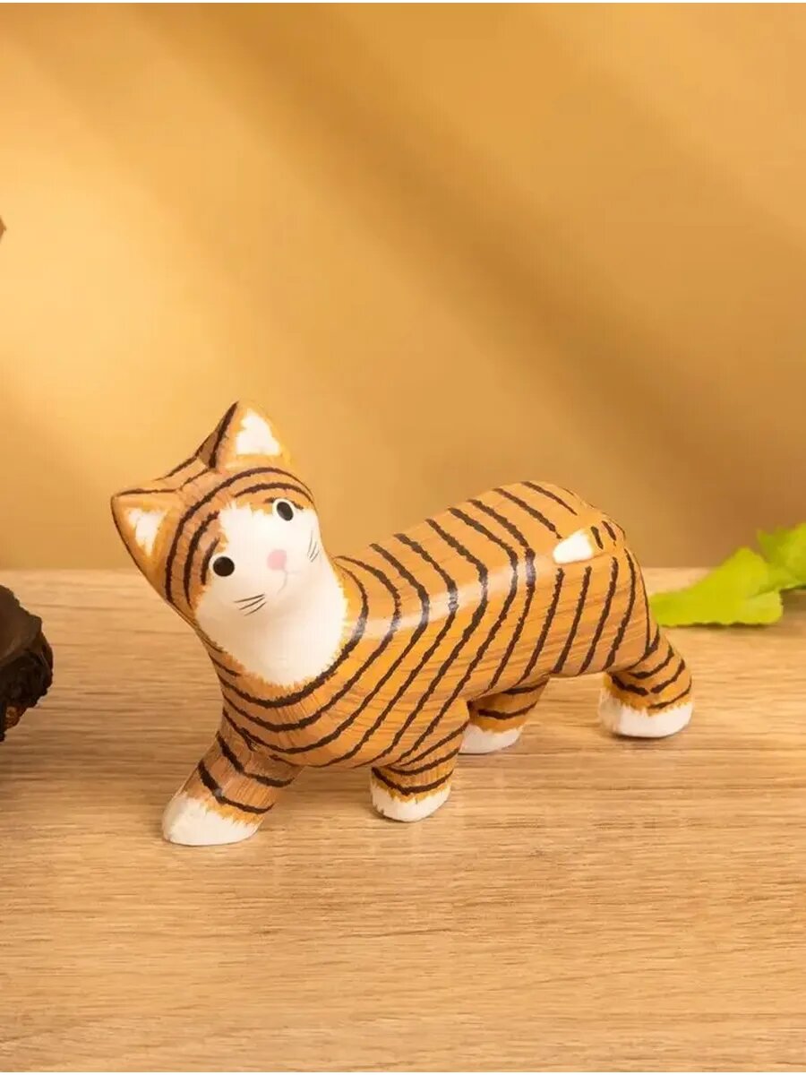 Декоративная фигурка полосатой кошки из дерева