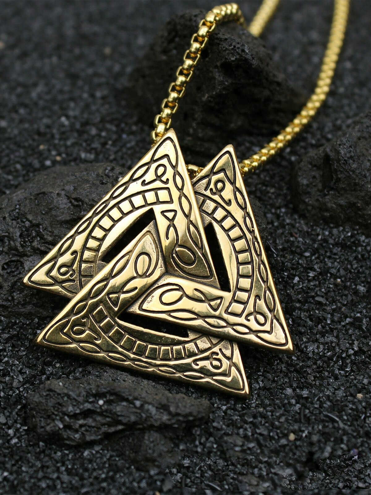 Кулон из нержавеющей стали "валькнут" + Цепочка 60 см. Цвет - Золотистый