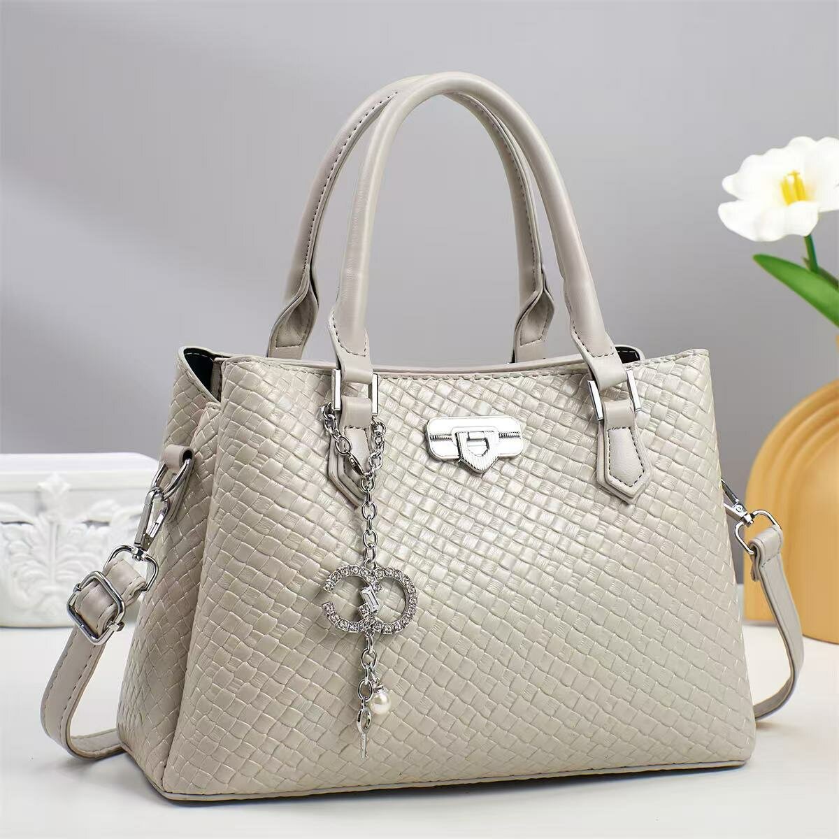 Стильная женская сумка через плечо с премиальным дизайном, вместительная сумка для повседневного использования