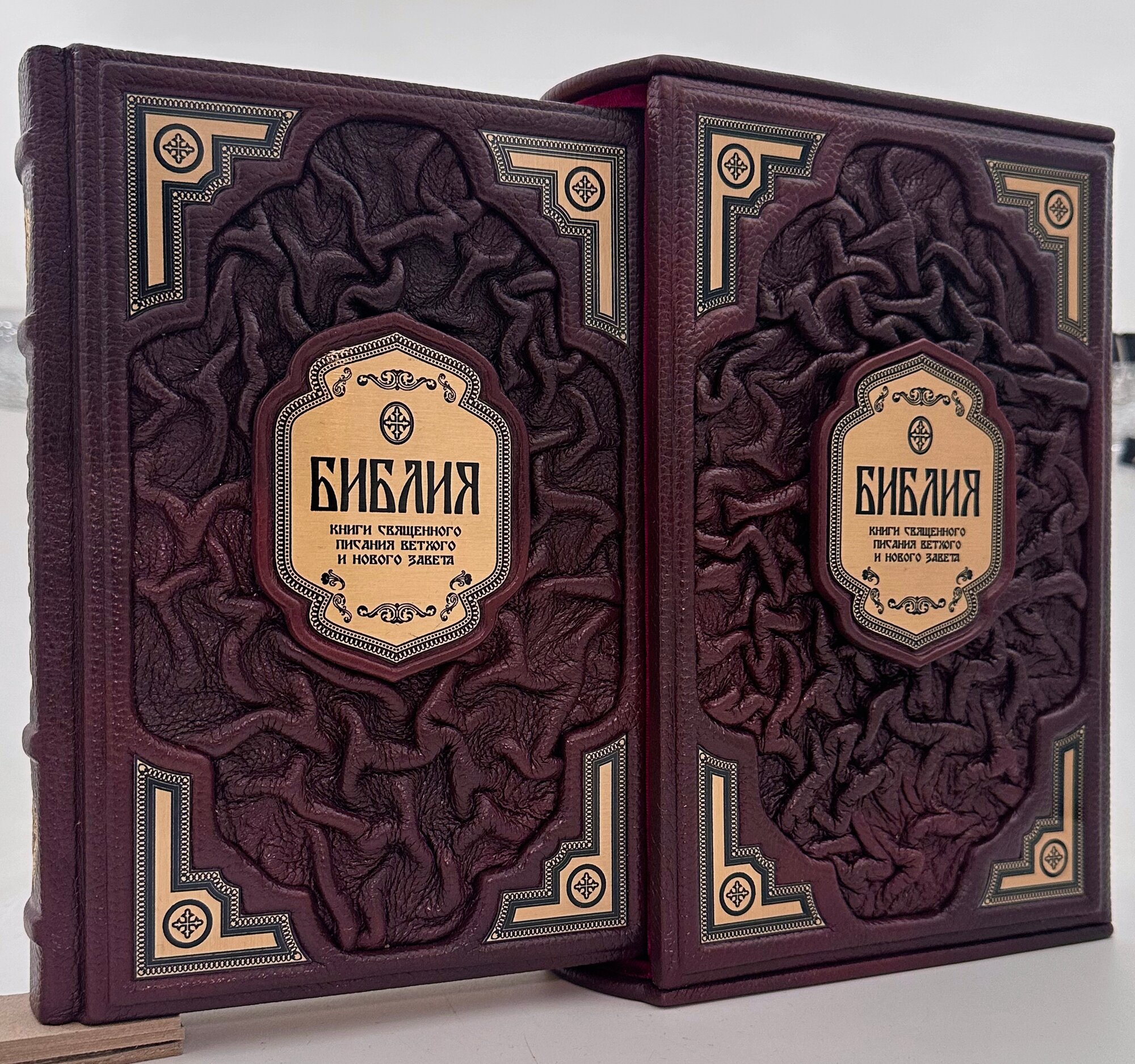 Библия в футляре в кожаном переплете.