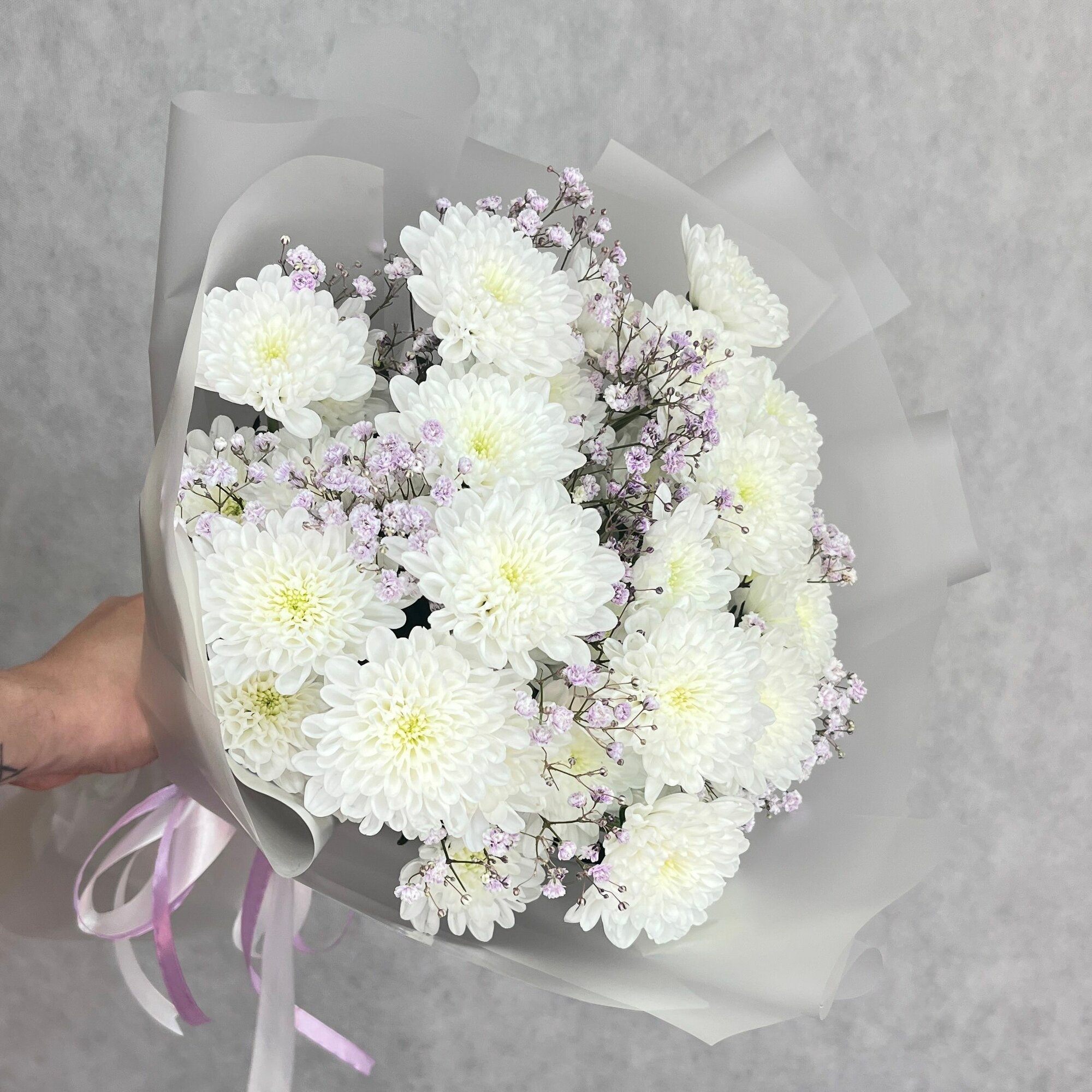 Дуо букет Moonlight M из кустовой хризантемы Алтай и лавандовой гипсофилы Тинтейд