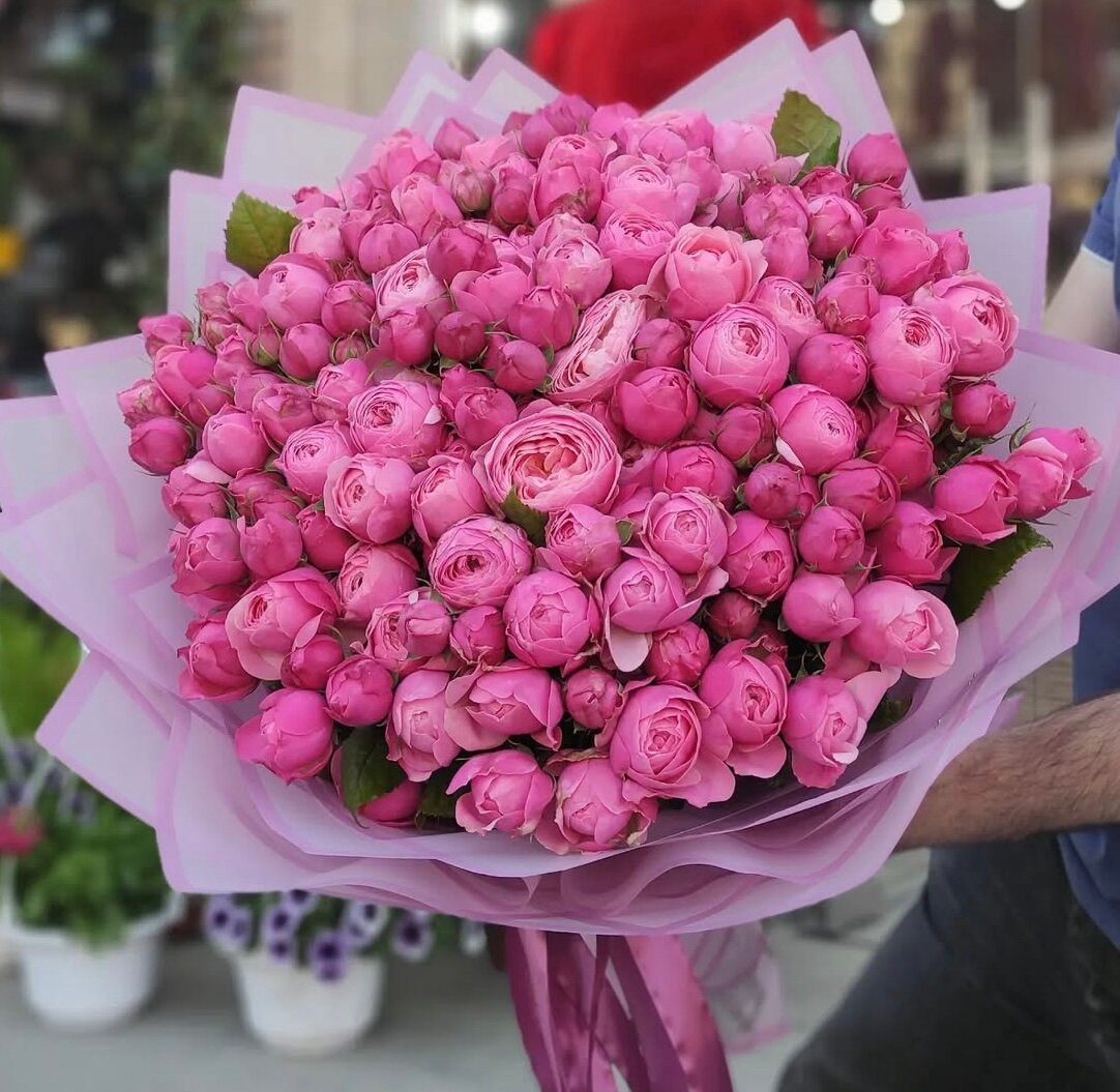 Большой букет из свежей пионовидной розы, насыщенный розовый цвет с оформлением, шикарный букет