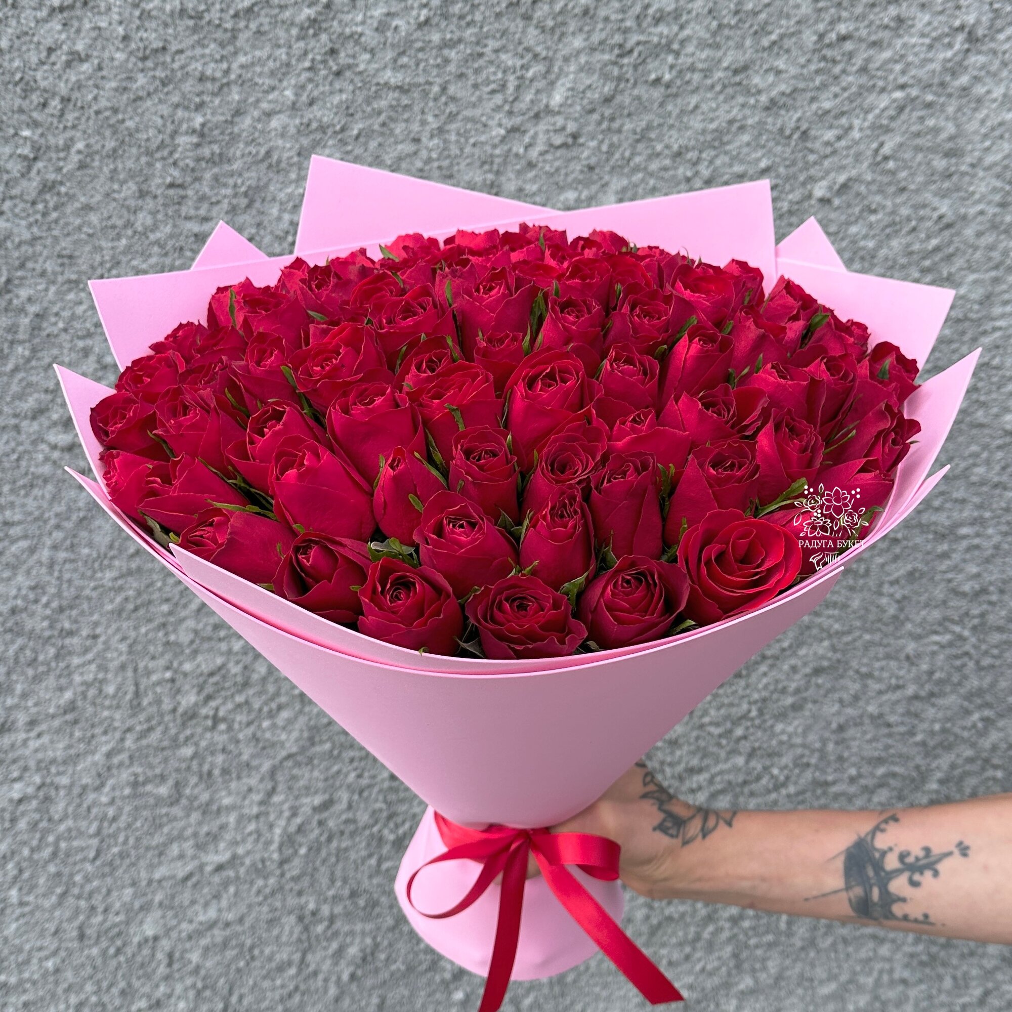 Букет из 101 красной розы 40см Кения в упаковке / Арт. 156018 / Радуга Букет