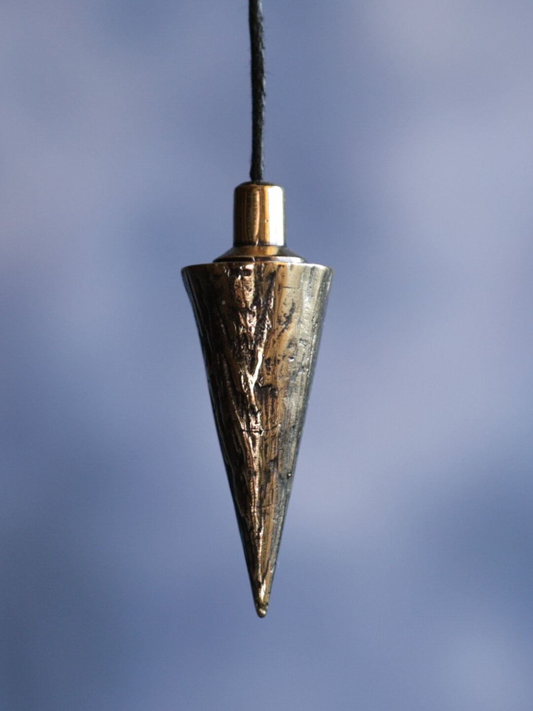 Маятник для биолокации конической формы из бронзы со шнурком