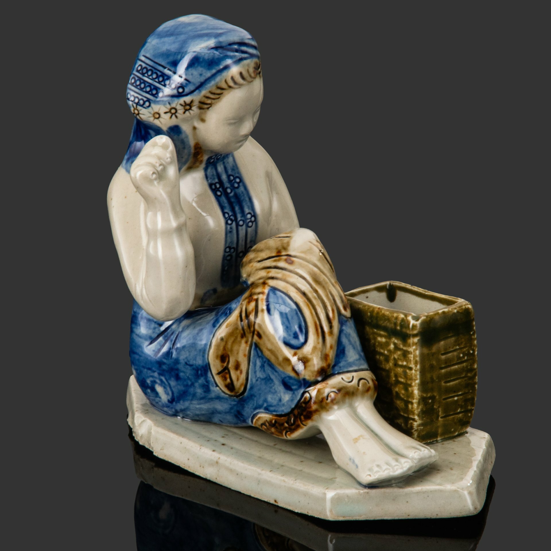 Спичечница "Вышивальщица", фарфор, роспись, Гжельский фарфоровый завод, СССР