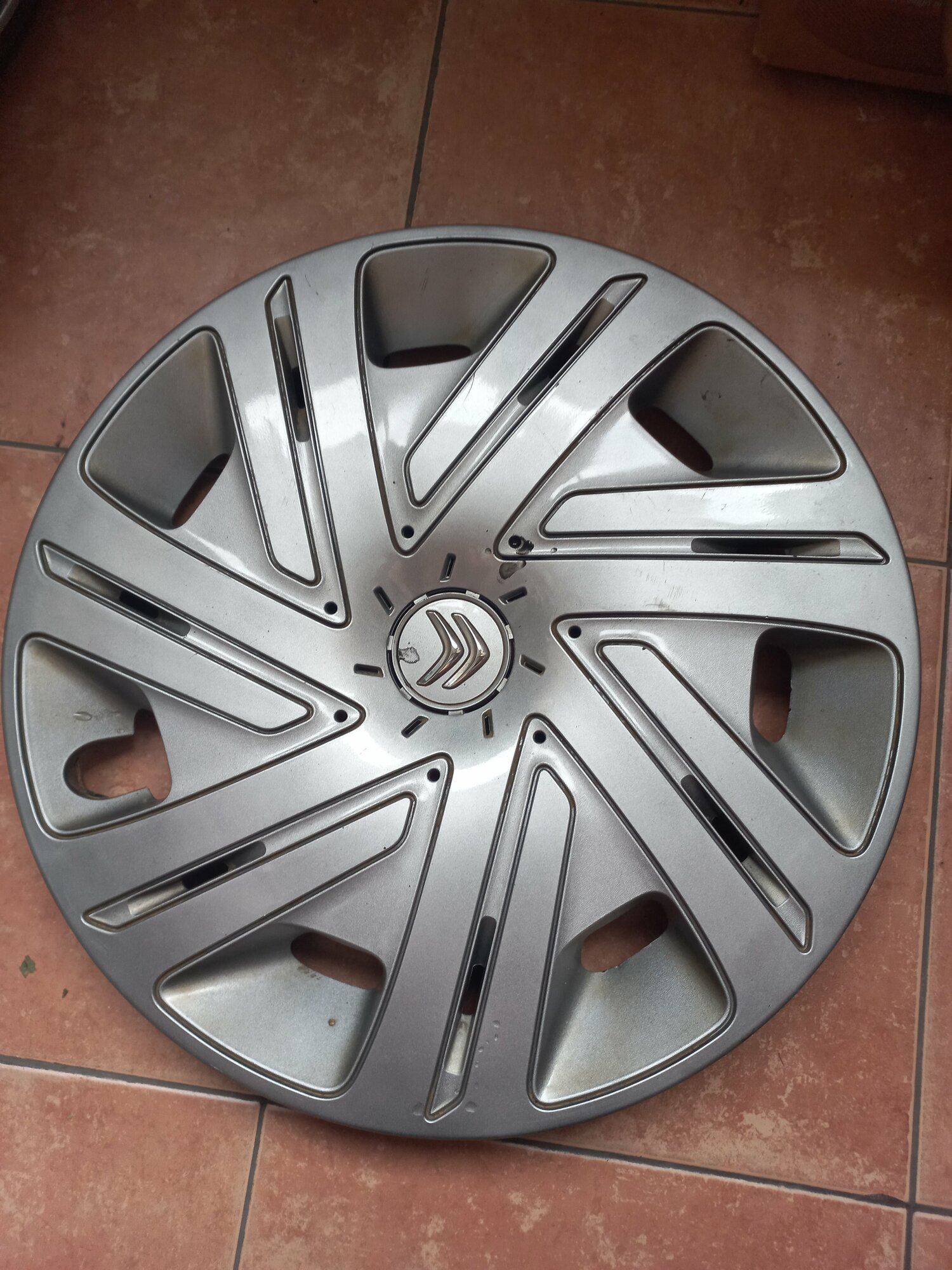 Колпак CITROEN R15.Оригинал.Без сколов и трещин.Все крепления целые.Отличное состояние.