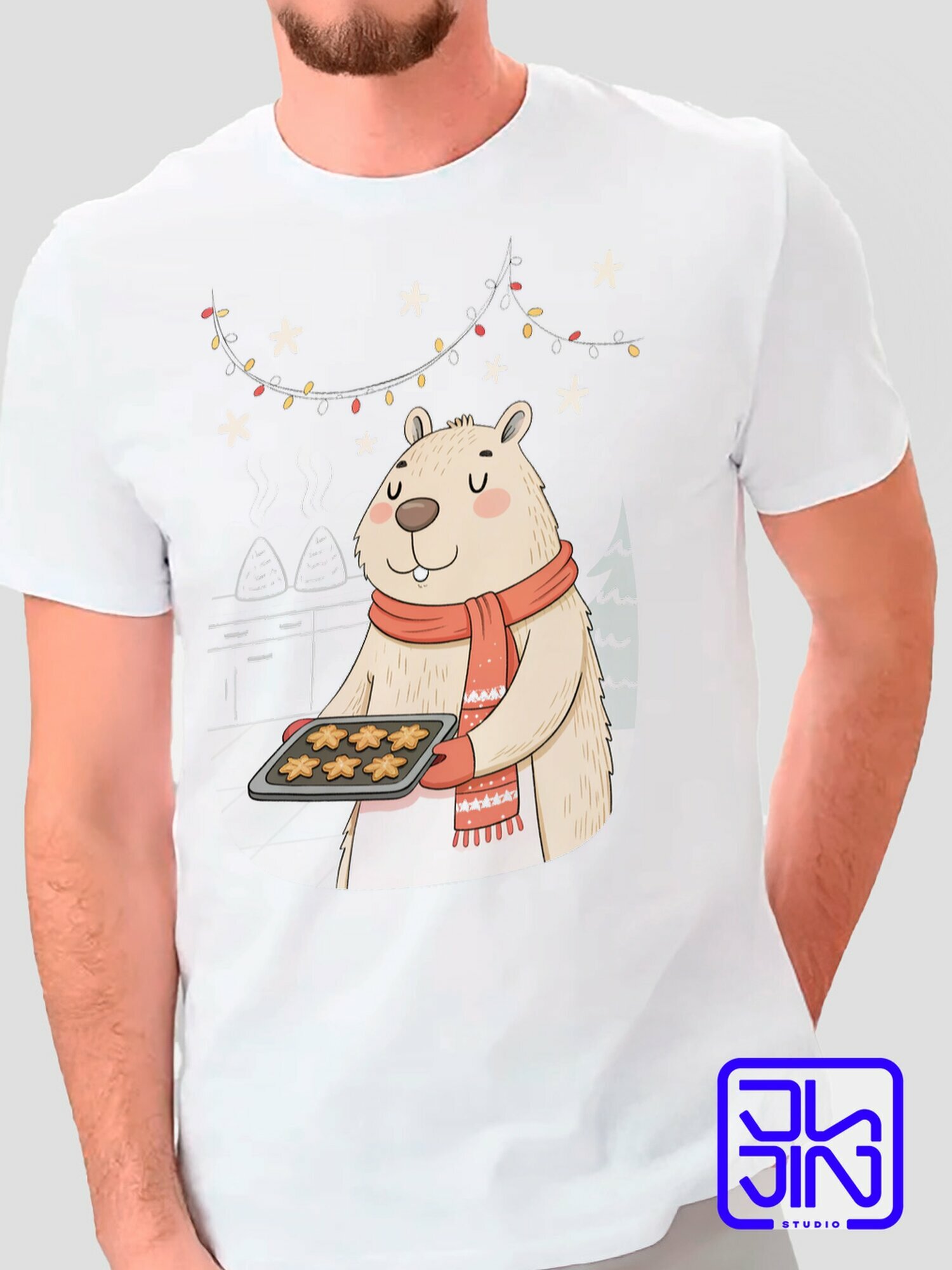 Футболка классическая мужская с авторским принтом Веселый бобер с печеньем в красном шарфе на бежевом фоне рождественской кухни, белый хлопковый трикотаж с прикольным рисунком на груди