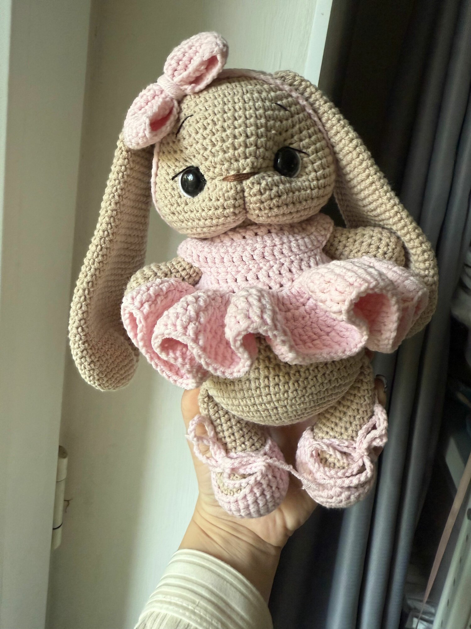 Вязаная игрушка Зайка с ушами