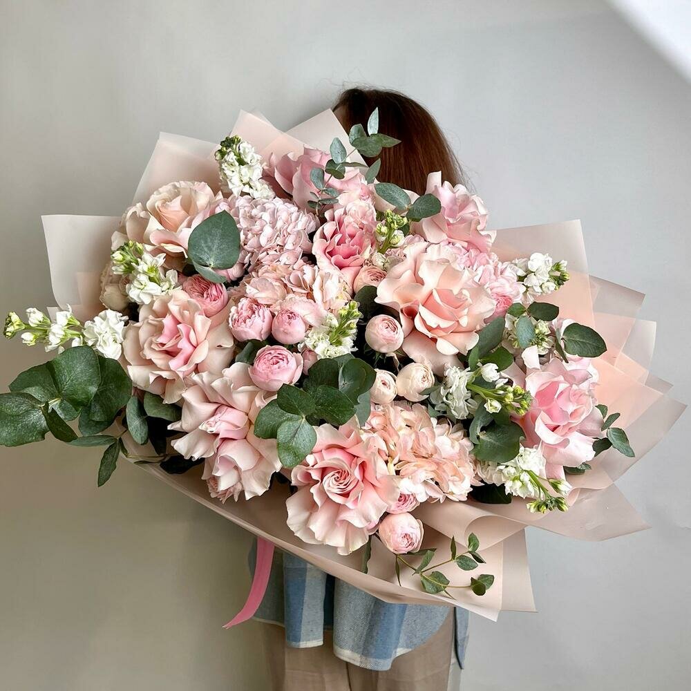 Большой премиум букет из французских роз Мондиаль, пионовидных роз Мэнсфилд, маттиолы, цвет розовый, арт 304 Kimbirly Flowers