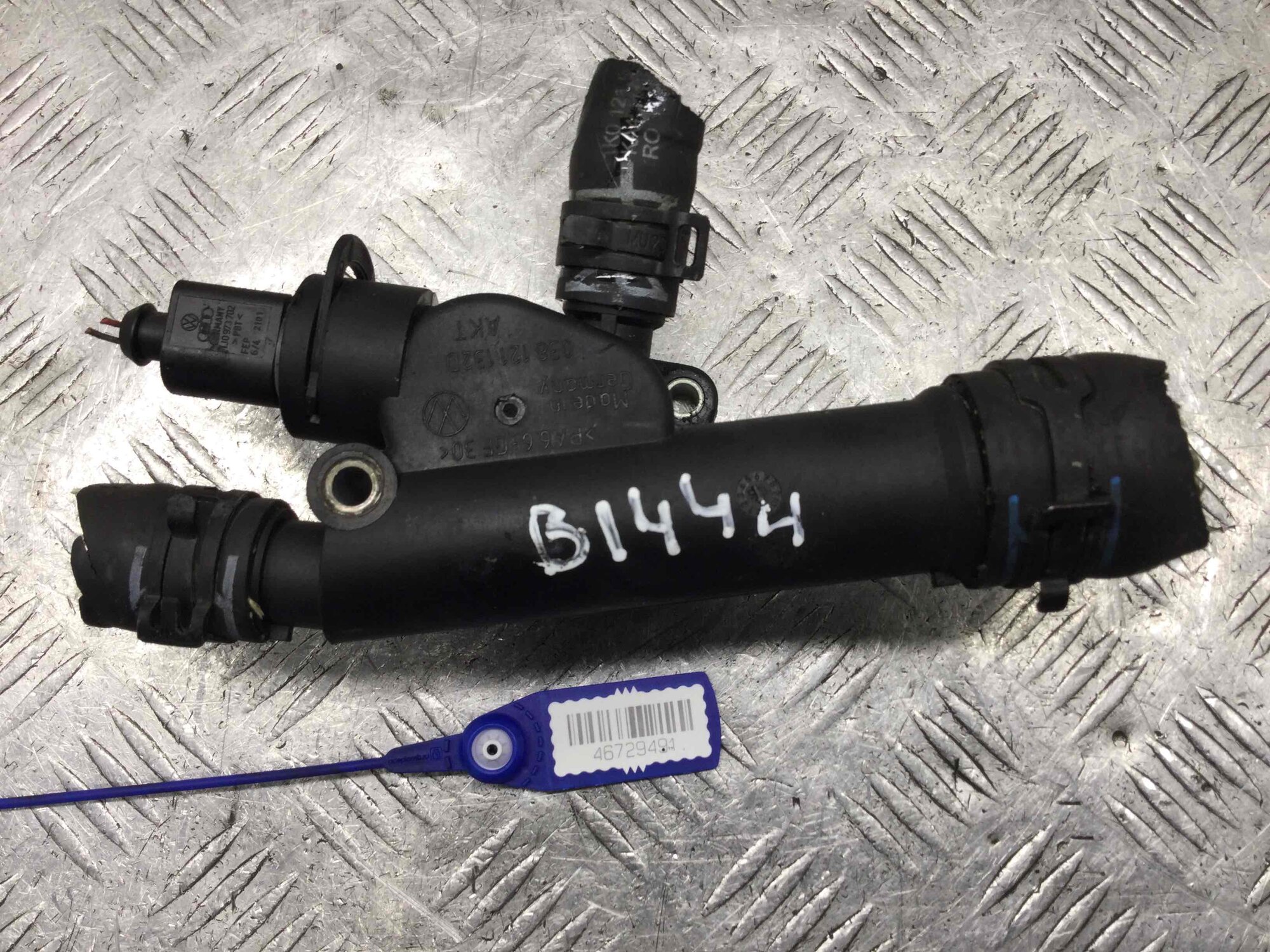 Б/У Фланец (тройник) системы охлаждения Volkswagen Golf 5 поколение (2004-2009) 2006 г.