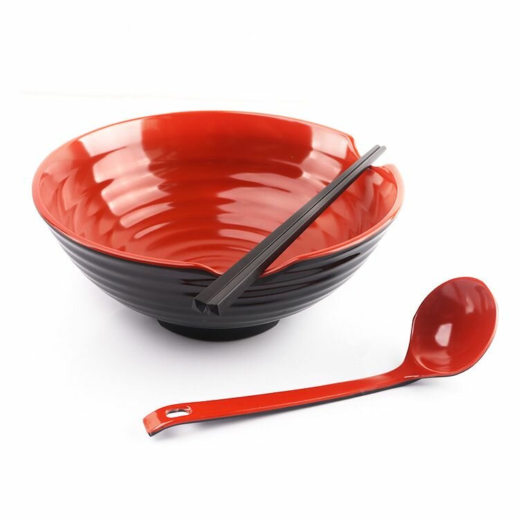 Эксклюзивный набор премиумкласса комплектуется двумя сервировочными комплектами для рамена и салата, а также дополняется популярными аксессуарами: парой мисок для смешивания, палочками, ложкой и посудой для хлопьев