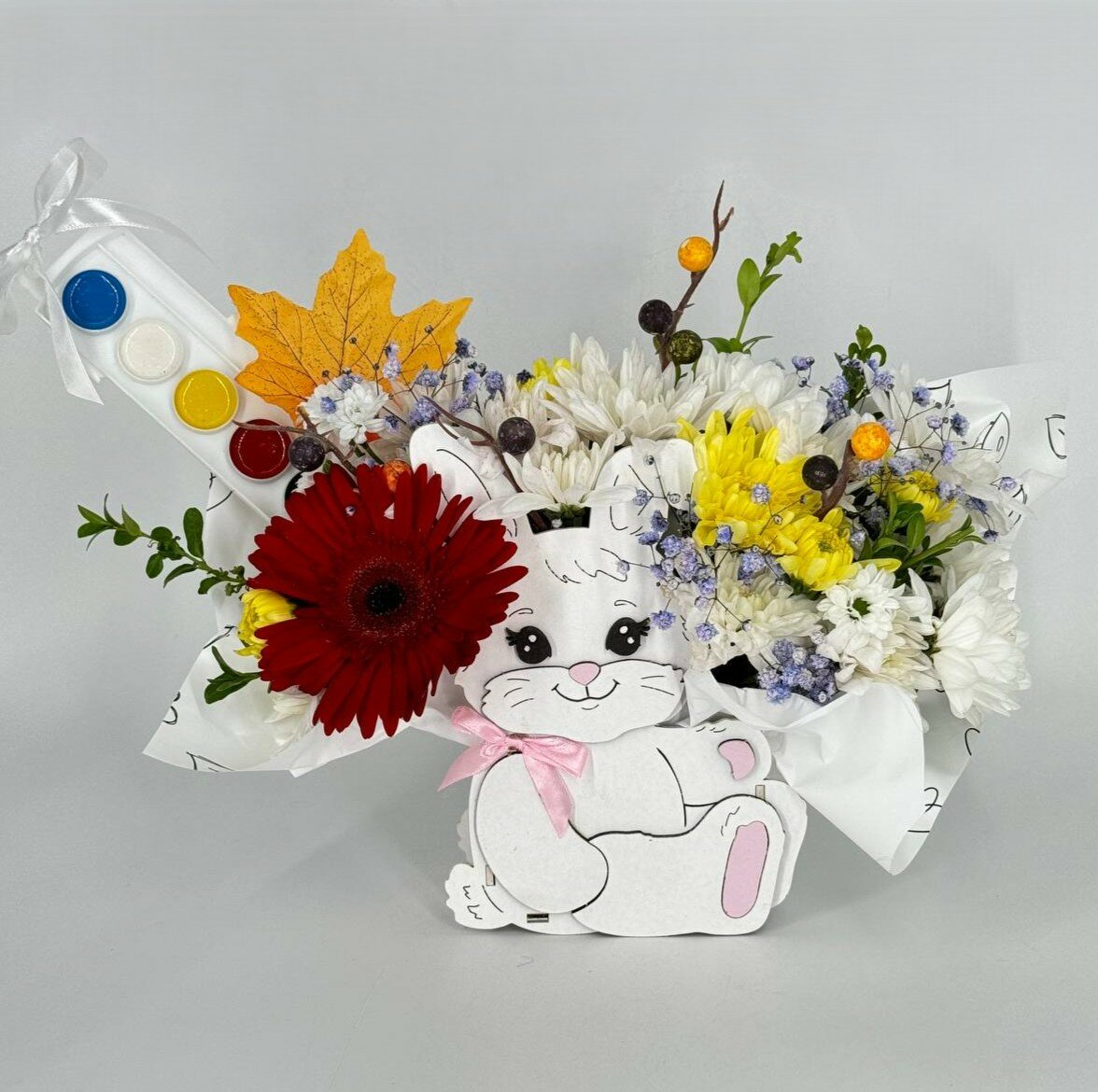 Детский букет на 1 сентября в фигурном кашпо кролик. Цветы микс гербера, хризантема, гипсофила