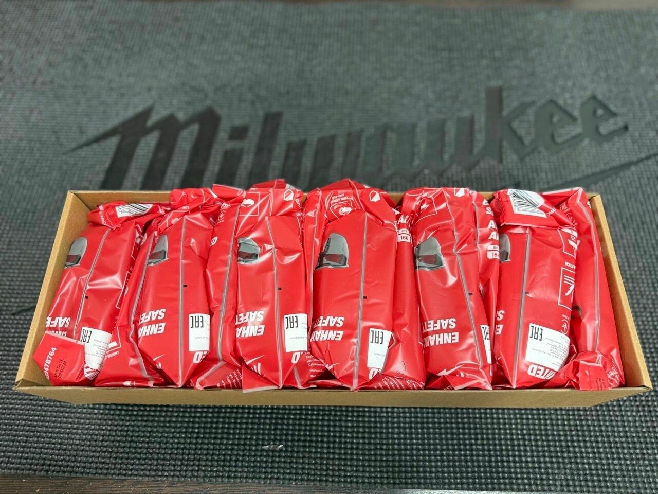 Набор очков Milwaukee ENHANCED с покрытием AS/AF, серые, 12 шт