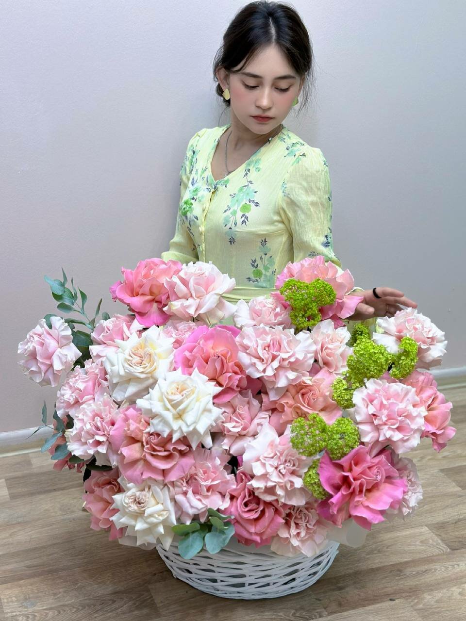 Букет живых цветов NURA FLOWERS 55 французских роз, 5 выбурнум c эвкалиптом в плетеной корзинке