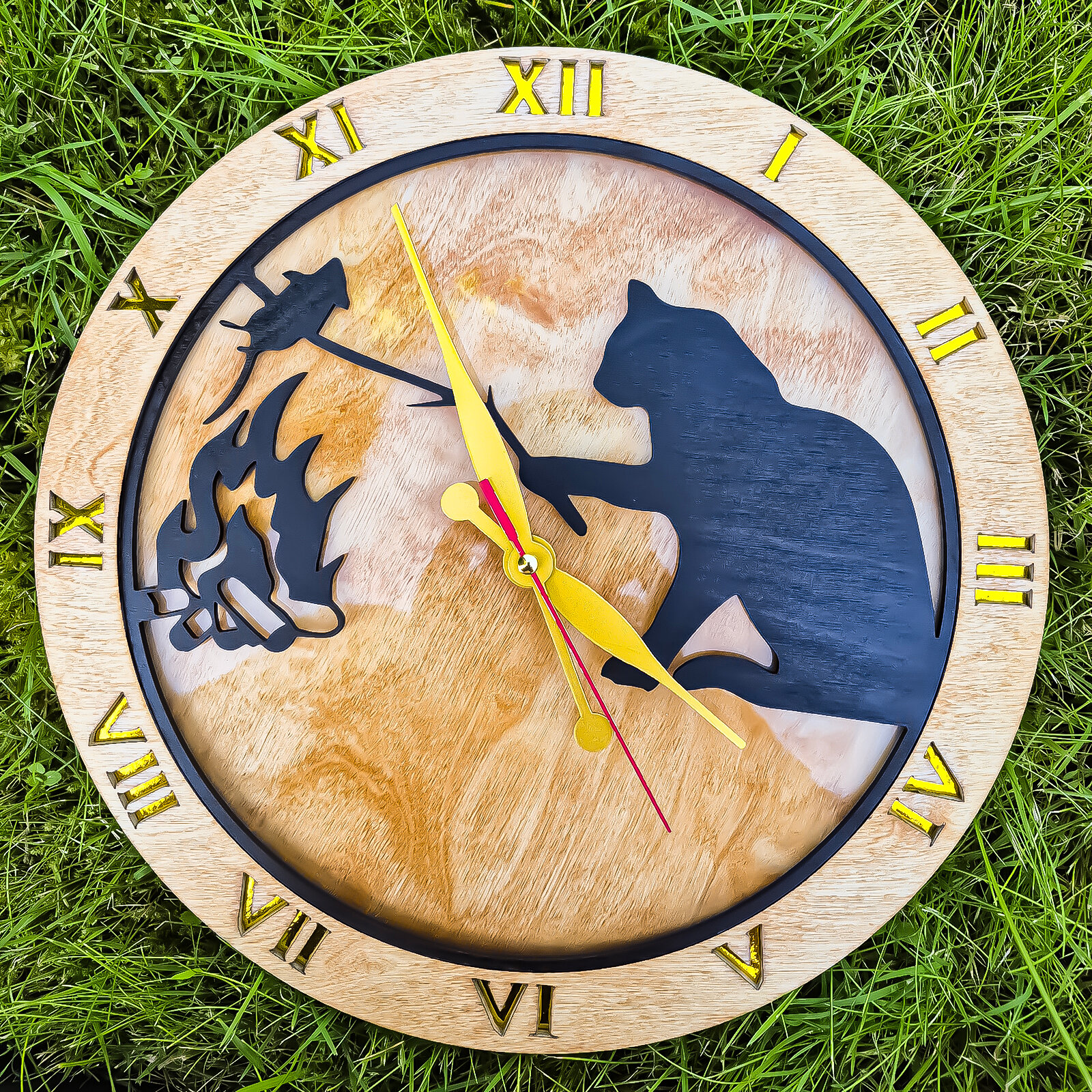 Часы настенные диаметром 30 см, дерево эпоксидная смола, ручная работа.