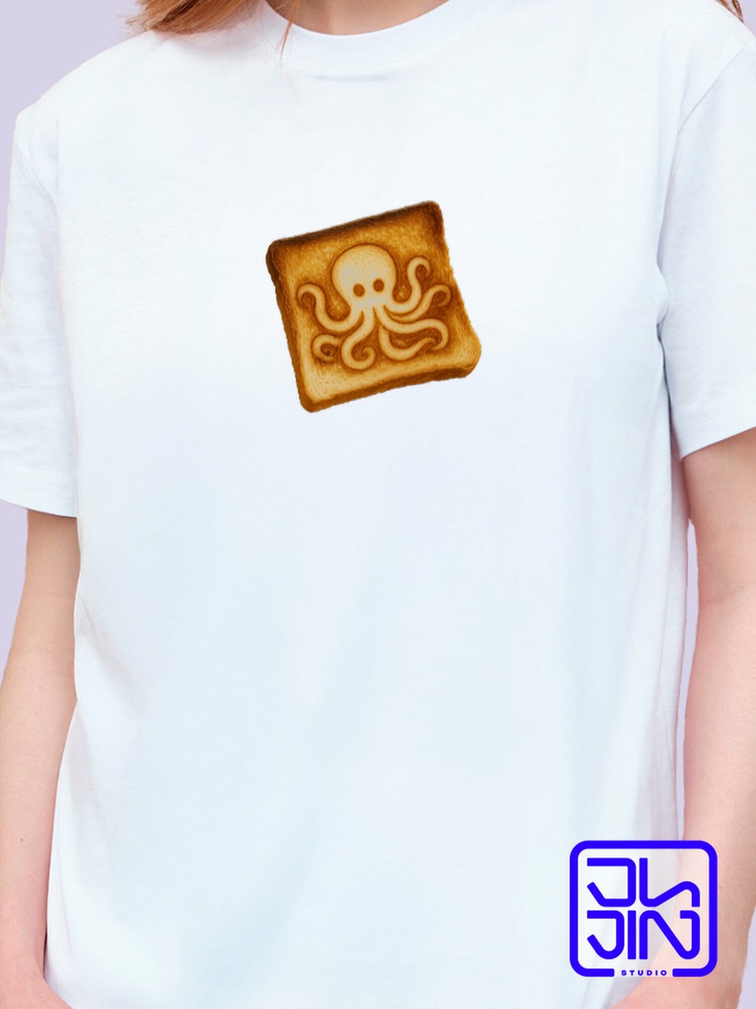Футболка классическая женская с авторским принтом Смешной белый осьминог на коричневом тосте, оригинальные и необычные детали, белый хлопковый трикотаж с прикольным рисунком на груди