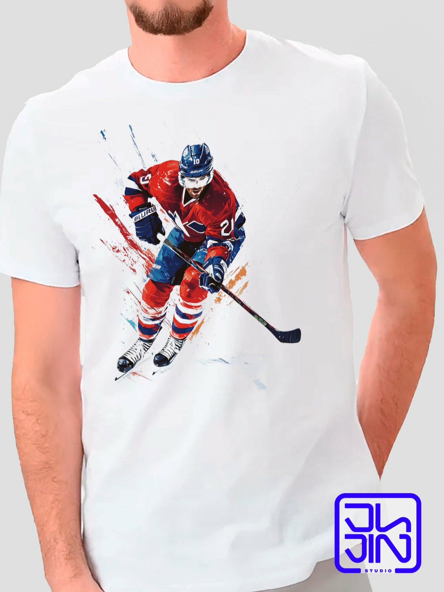 Футболка классическая мужская с авторским принтом Агрессивный черно-белый хоккеист с мощной белой клюшкой в динамичном хоккее, белый хлопковый трикотаж с прикольным рисунком на груди