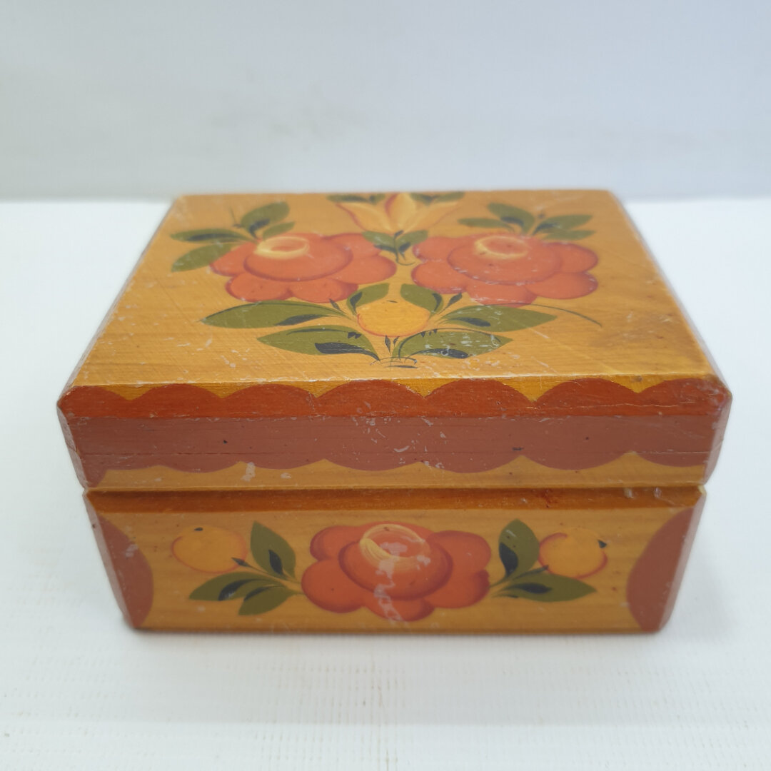 Деревянная шкатулка с цветочной росписью, размеры 11х9х6см, винтаж СССР