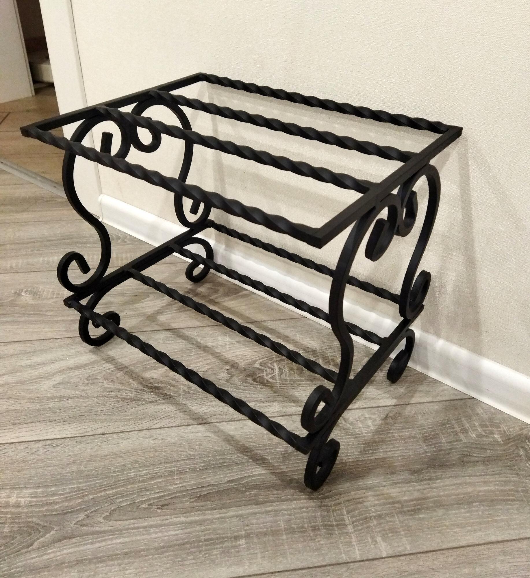 Кованая мини обувница для небольшой прихожей