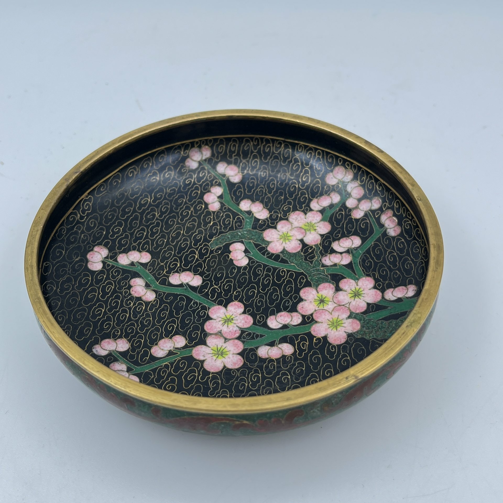 Розетка декоративная (блюдце) с изображением сливы мэйхуа на черном облачном фоне