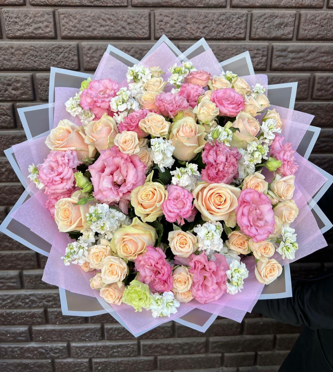 Авторский букет с розами, Маттиолой и Эустомой